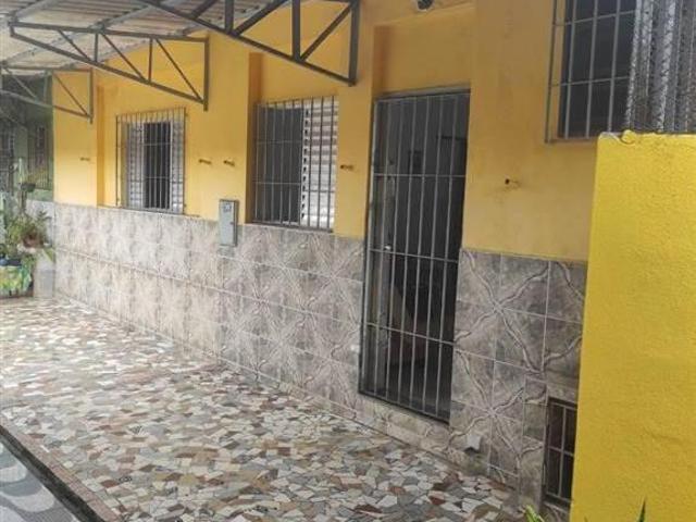 Excelente casa tipo bangalô. O imóvel está localizado na Vila Caiçara, bairro que vem recebendo e ca
