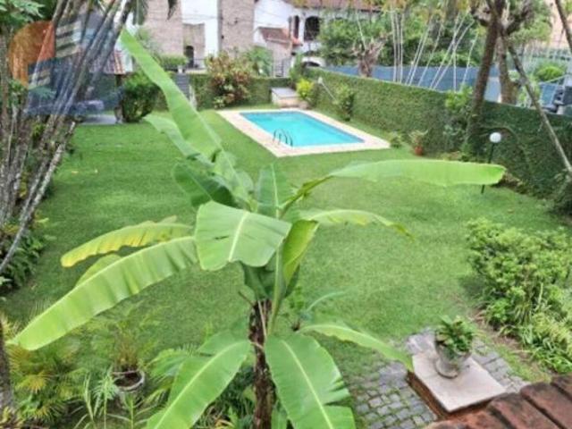 EXCELENTE CASA À VENDA NA PRAIA DA ENSEADA — CONFORTO, SOFISTICAÇÃO E ESTILO