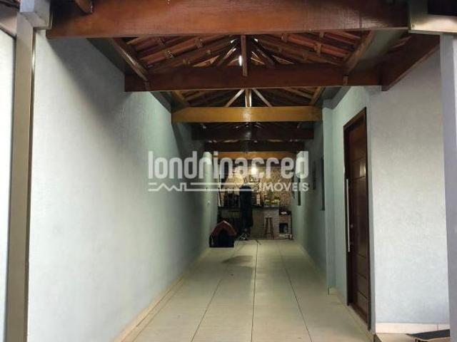 Excelente casa à venda na Zona Leste de Londrina com 3 dormitórios, 1 suíte, 150m² de construção e 2