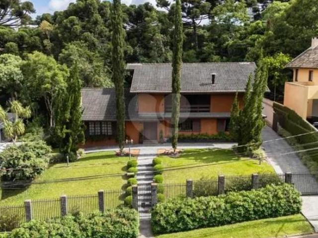 Excelente Casa à Venda no Mossunguê | 4 Quartos, Amplo Terreno e Conforto