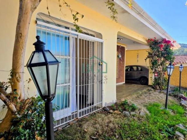 Excelente casa á venda no bairro Jardim Campos Elíseos em Poços de Caldas MG