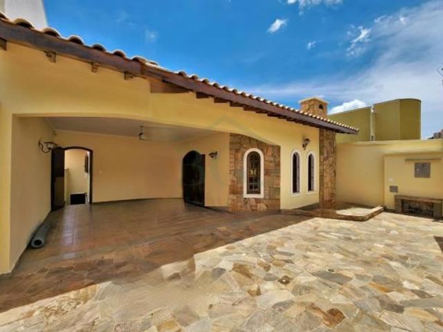 Excelente casa á venda no bairro Jardim Vitória em Poços de Caldas MG