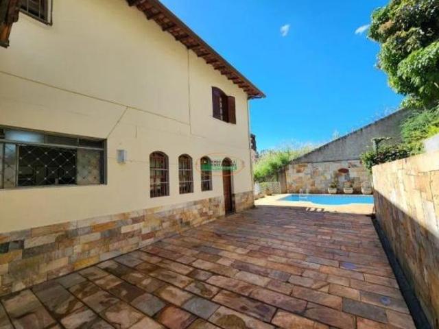 Excelente casa à venda no bairro Santa Lúcia, Belo Horizonte!