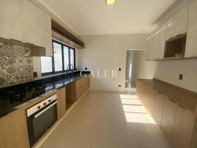 Excelente casa à venda no Jardim do Lago: 03 quartos, 01 suíte, cozinha planejada, área gourmet e pi
