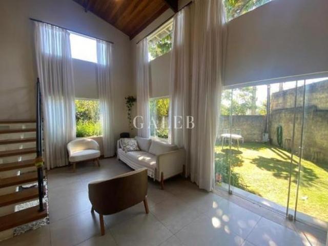 Excelente casa à venda no Jardim Paulista, com 03 dormitórios, 03 salas e um espaçoso jardim!