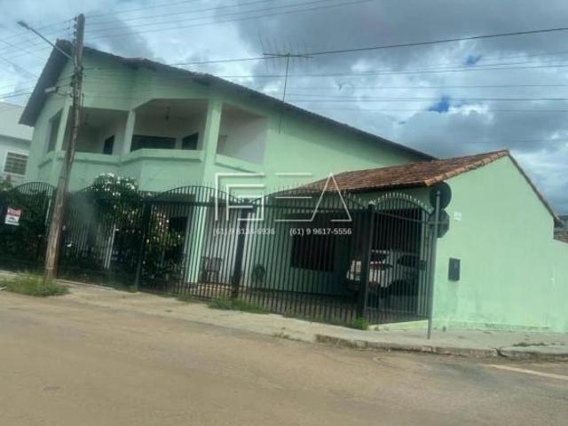 EXCELENTE CASA À VENDA! AMPLA COMPLETA E COM ÓTIMA DISTRIBUIÇÃO