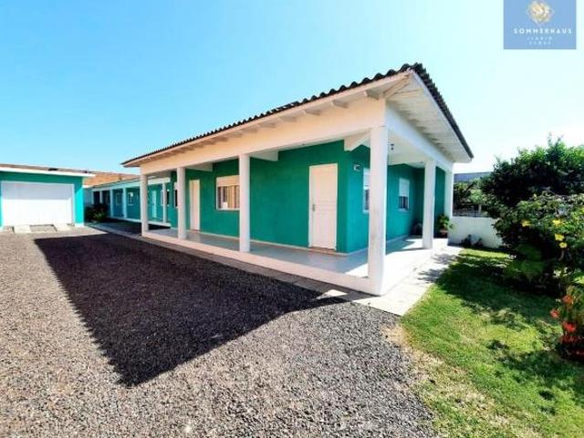 Excelente casa a venda com 3 aptos de 1 dormitório