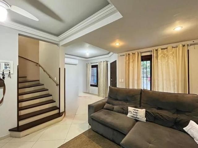 Excelente casa a venda com 3 dormitórios no bairro Tristeza em Porto Alegre