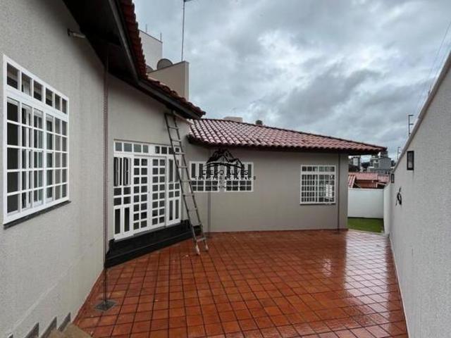 EXCELENTE CASA À VENDA COM 3 QUARTOS NO CENTRO DE BETIM