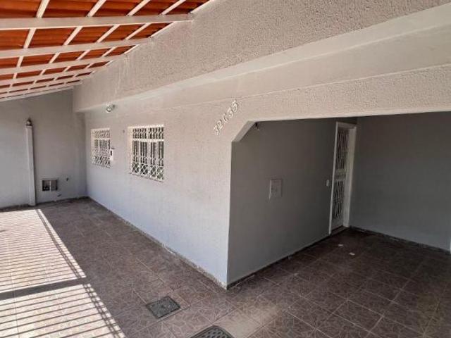 Excelente Casa a venda de 03 quartos, sendo um nos fundos