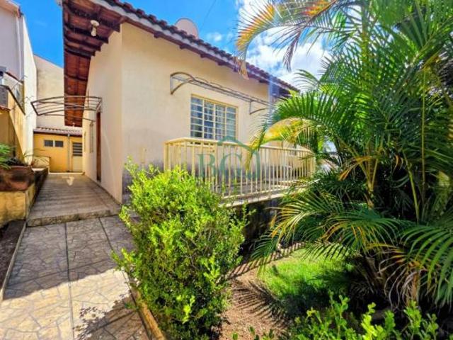 Excelente casa á venda de 138m² no bairro Jardim Azaléias em Poços de Caldas MG