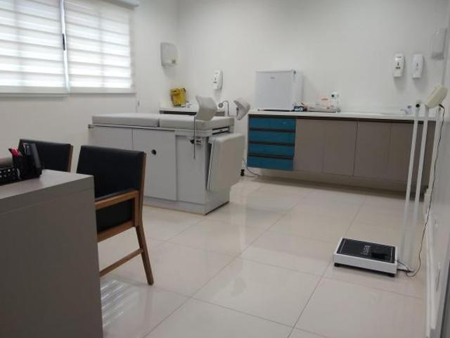 Excelente casa à venda e para locação, totalmente reformada e adaptada para Clínica Médica, com 3 va