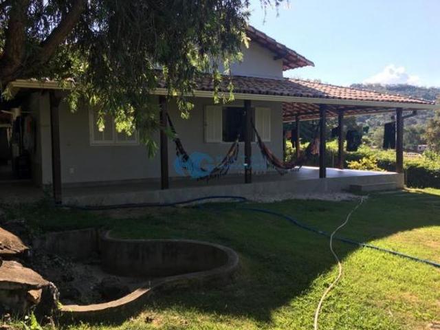 Excelente casa aliando lazer e moradia com conforto, em um pequeno condomínio, cercado de natureza