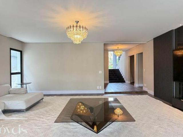 EXCELENTE CASA ALPHAVILLE 2, COM 5 SUÍTES, MODERNA E COMPLETA!