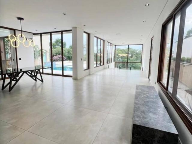 EXCELENTE CASA ALPHAVILLE, 4 SUÍTES, REPLETA DE ARMÁRIOS, COMPLETA!