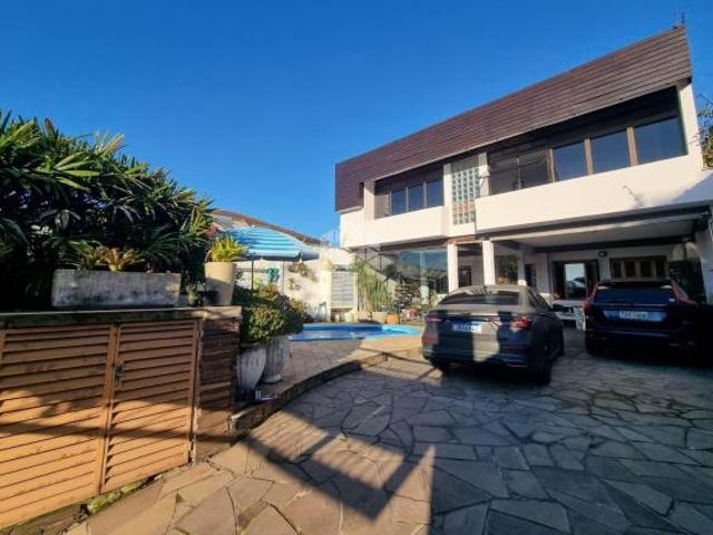 Excelente Casa ampla com piscina, pátio, 5 vagas, lareira, churrasqueira e apto independente próxima
