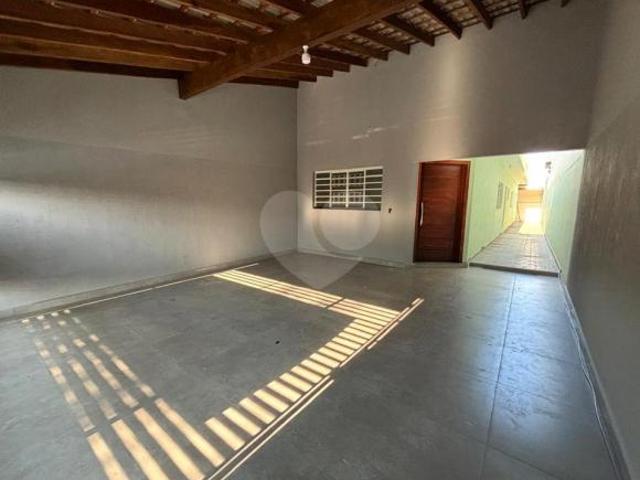 EXCELENTE casa, ampla e TÉRREA, em bairro tranquilo e bem localizado. Venha conhecer!