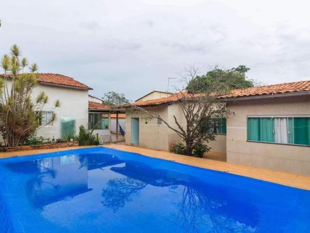 EXCELENTE CASA, AMPLA, ESCRITURADA E BEM LOCALIZADA!