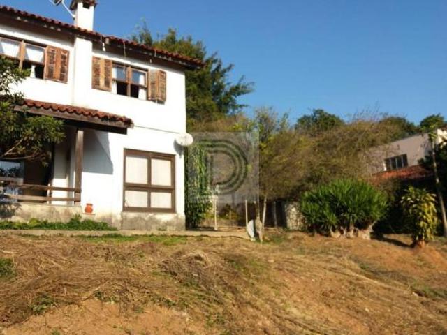 EXCELENTE CASA ASSOBRADADA