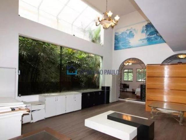 EXCELENTE CASA ASSOBRADADA DISPONIVEL PARA VENDA EM MOEMA