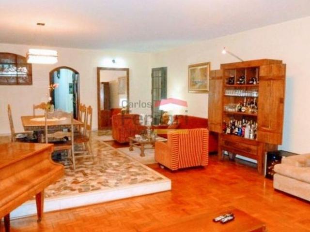 Excelente casa, area arborizada, 4 quartos 1 suíte, 3 salas,churrasq piscina e garagem 15 carros