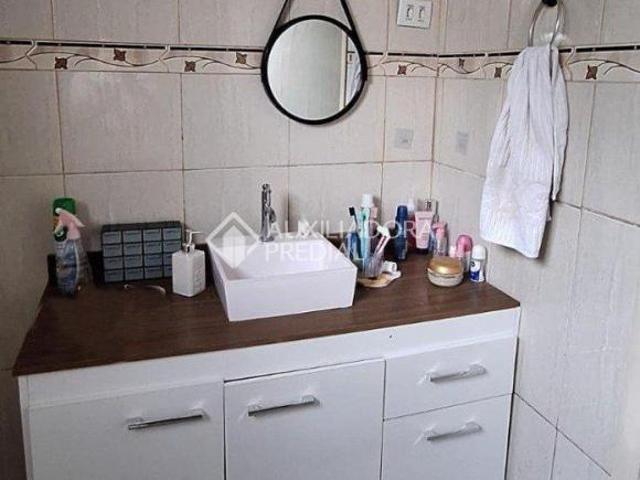 Excelente casa com 3 dormitórios, com segunda casa de 1 dormitório nos fundos