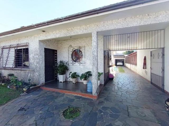 Excelente casa com 3 dormitórios no bairro Niterói