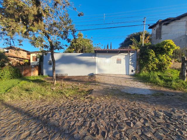 Excelente Casa com 3 dormitórios semi mobiliada para locação, em ótima localização no Bairro Pinhe