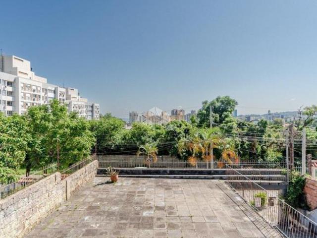 Excelente Casa com 3 dormitórios, suíte, lavabo, dependência, piscina, 5 vagas e amplo pátio no bair