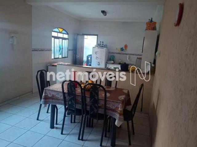 Excelente casa com 3 quartos, varanda e terraço espaçoso