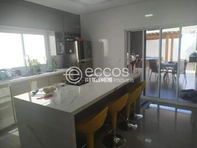 Excelente casa com 3 suítes para venda no bairro Jardim Inconfidência