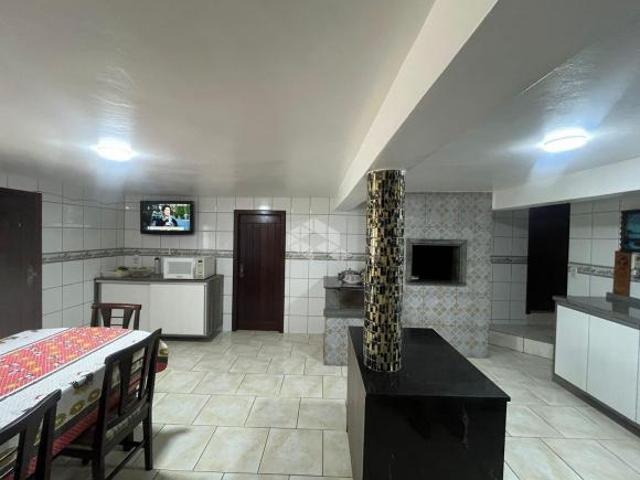 Excelente casa com 02 pisos e porão