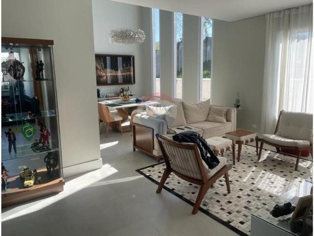 Excelente casa com 03 dormitórios, sala intima, jacuzzi e churrasqueira disponível para locação em condomínio fechado