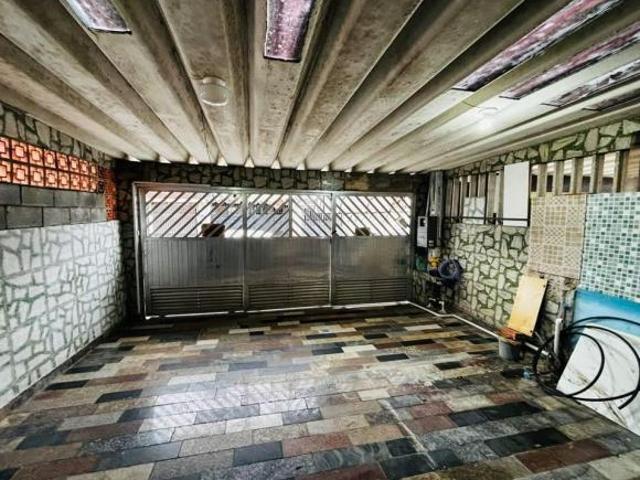 Excelente casa com 03 dormitórios sendo 01 suíte, 03 vagas de garagem, edícula com banheiro e ampla