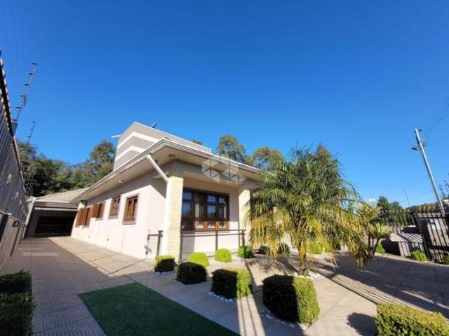 Excelente casa com 03 dormitórios sendo 01 suíte, piscina e 04 vagas de garagem