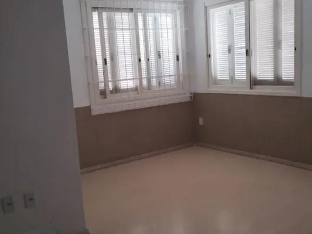 Excelente Casa com 03 suítes + Apto nos fundos com 01 Dor. Garagem 3 carros