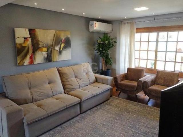 Excelente casa com 03 suíte, espaço gourmet com churrasqueira, living com lareir