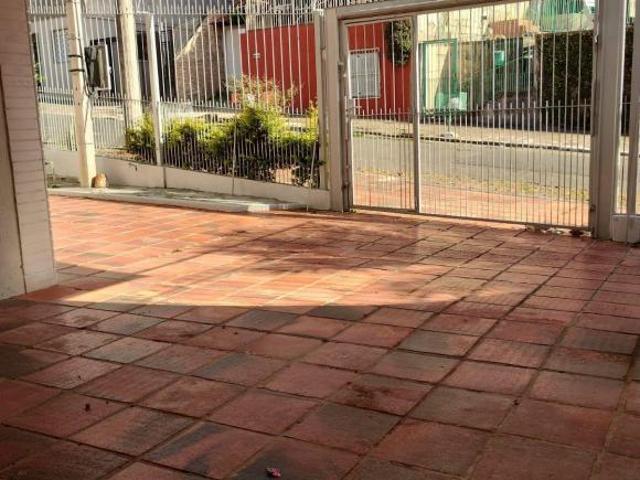 Excelente Casa com 03 suítes + Apto nos fundos com 01 Dor. Garagem 3 carros