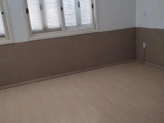 Excelente Casa com 03 suítes + Apto nos fundos com 01 Dor. Garagem 3 carros