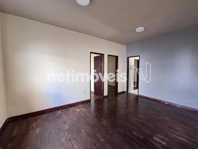 Excelente Casa com 03 quartos e barracão nos fundos no Santa Cruz!