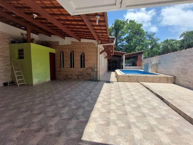 Excelente casa com 04 dormitórios, sendo 03 suítes, 03 vagas de garagem, piscina e amplo espaço com