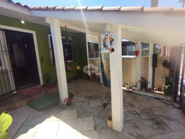 Excelente casa com 2 dormitorios em otima localização na zona sul de porto alegre