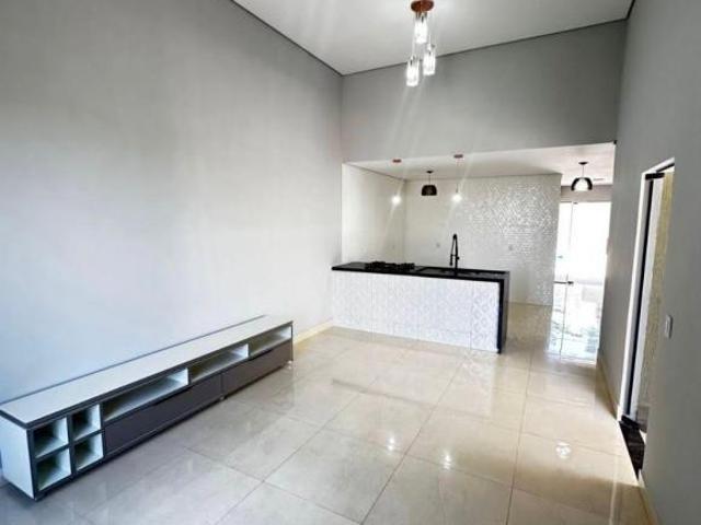 EXCELENTE CASA COM 2 SUÍTES, ALVENARIA COMPLETA E PISCINA!