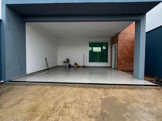 Excelente casa com 3/4, 2 vagas cobertas