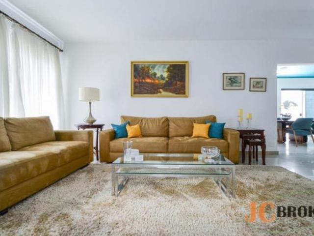 Excelente casa com 413?,03m². 3 quartos, incluindo 2 suítes, 3 vagas