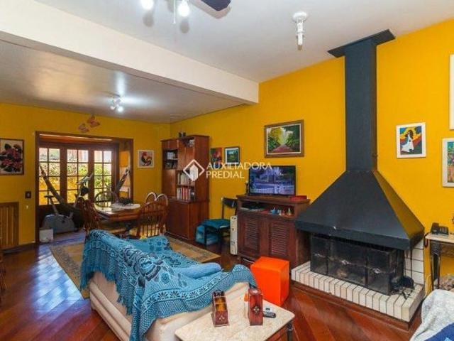 Excelente casa com 4 quartos, lareira, pertinho da Orla do Guaíba, bairro Ipanema