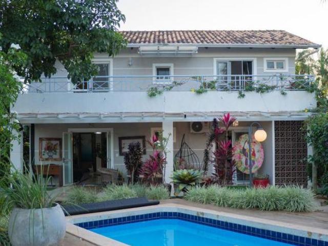 Excelente Casa com 4 suítes á Venda no Ville de Montagne!