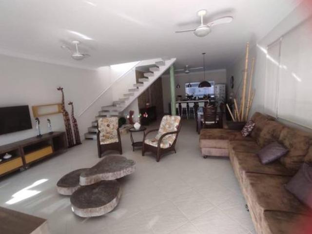 EXCELENTE CASA COM 4 SUÍTES E PISCINA EM PRAIA GRANDE!