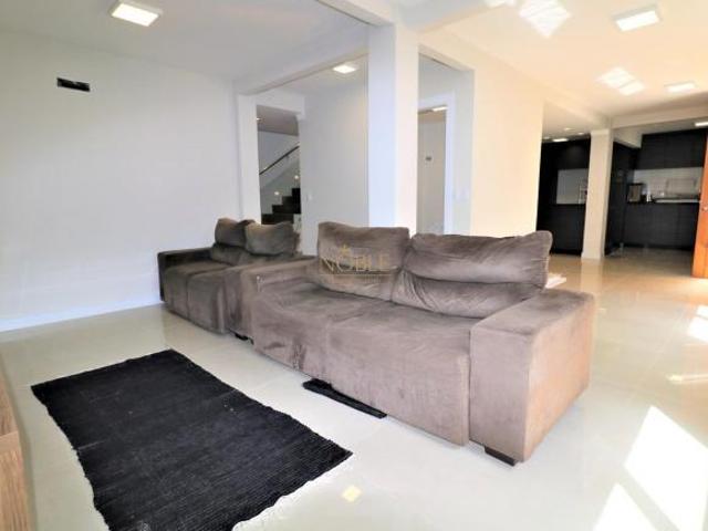 Excelente casa com 5 dormitórios, sendo 4 suítes com quiosque, sacada nos quarto
