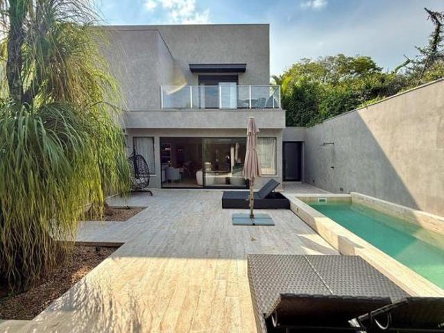Excelente casa com acabamentos de primeiríssima linha centro de Alphaville!